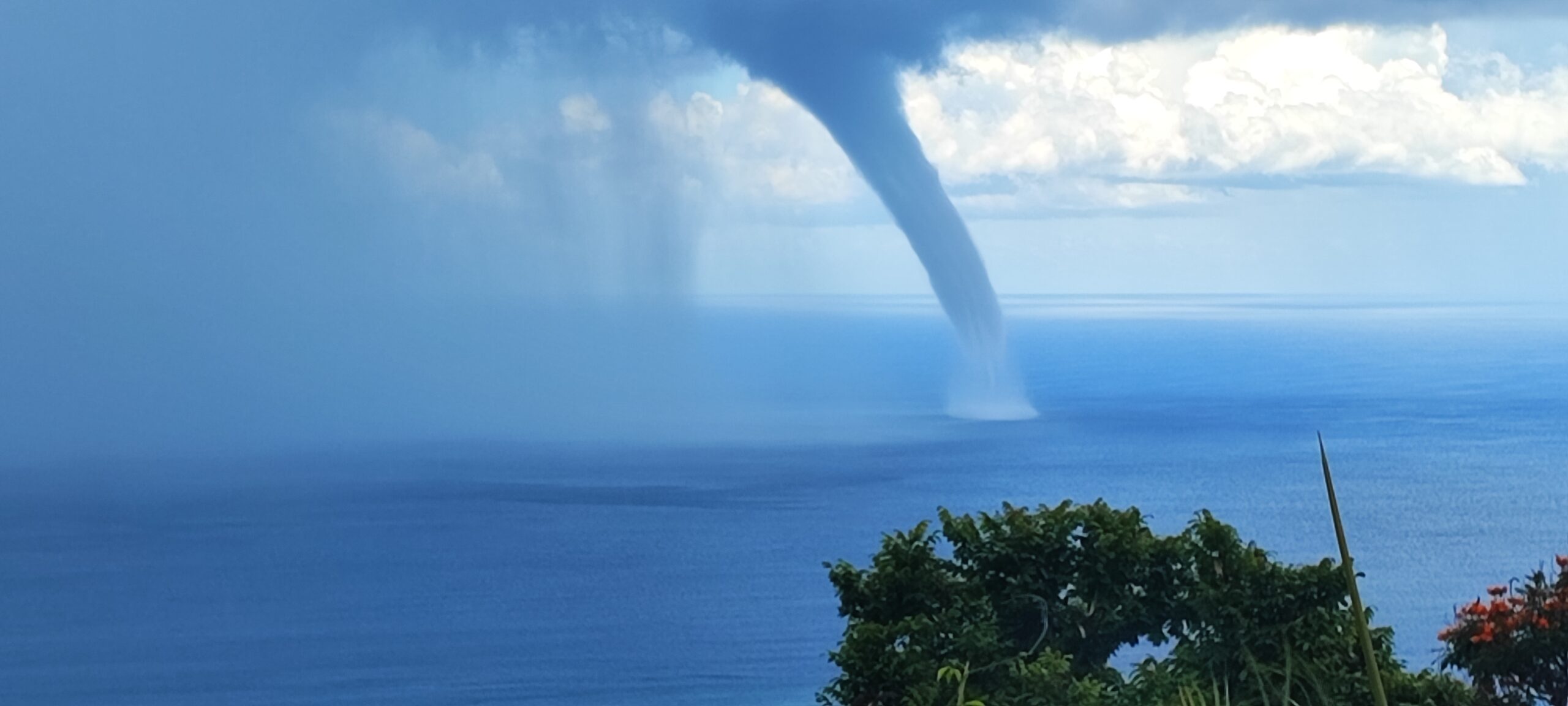 Superbe trombe marine sur le lagon de Punaauia ! - Tahiti Pratique